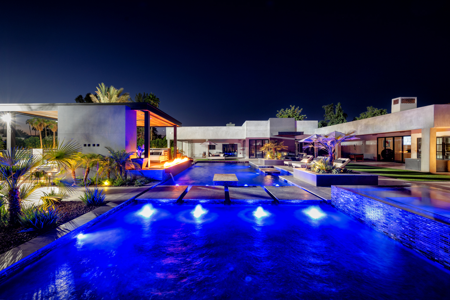 HOTSHOT HARDSCAPE AND POOLS - Luxury Pools + Outdoor Living